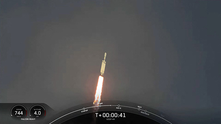 SpaceX lanzó el cohete Falcon Heavy, el más poderoso del mundo