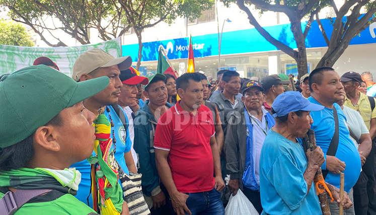 Comunidad indígena motilón-barí protesta contra el Gobierno nacional en ...