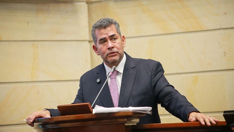 Después de 16 años en el Congreso, Alejandro Carlos Chacón renunció a ...