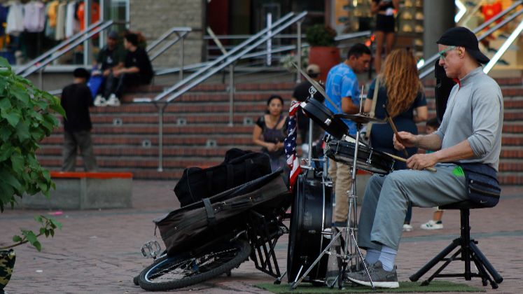Entre tambores y esperanza: el baterista venezolano que se gana la vida ...
