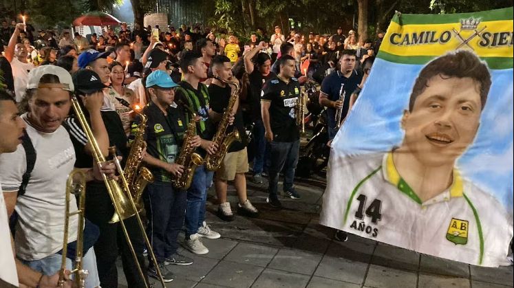 El último adiós a Camilo Rojas, el hincha asesinado tras el clásico del ...
