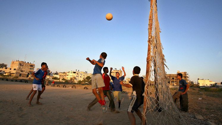 FIFA anuncia plan de reconstrucción en Gaza: 50 canchas y un estadio ...