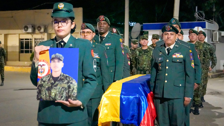 ¡Lanzas hasta el final! así cargó soldado el cuerpo de Aldair Bermúdez ...