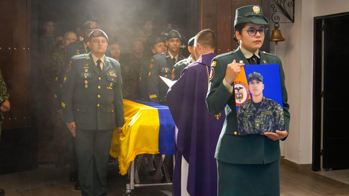 ¡Lanzas hasta el final! así cargó soldado el cuerpo de Aldair Bermúdez ...
